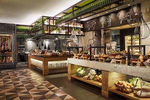 2 restaurantes: servem pequenos-almoços, almoços e jantares