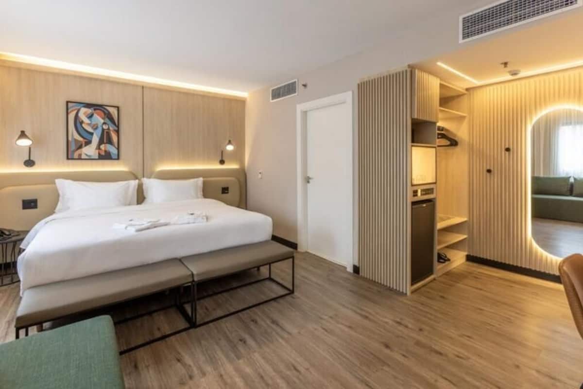 Minibar, cofre no quarto, secretária, cortinas/cortinados opacos