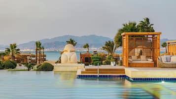 3 piscinas exteriores, guarda-sóis, espreguiçadeiras