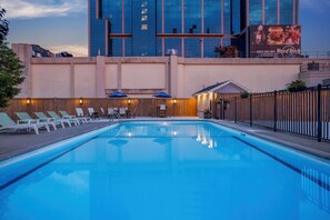 Piscina externa sazonal, funciona das 9h às 22h, espreguiçadeiras