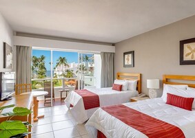 Quarto club, 2 camas de casal, sacada | Frigobar (abastecido com itens grátis), cofres nos quartos
