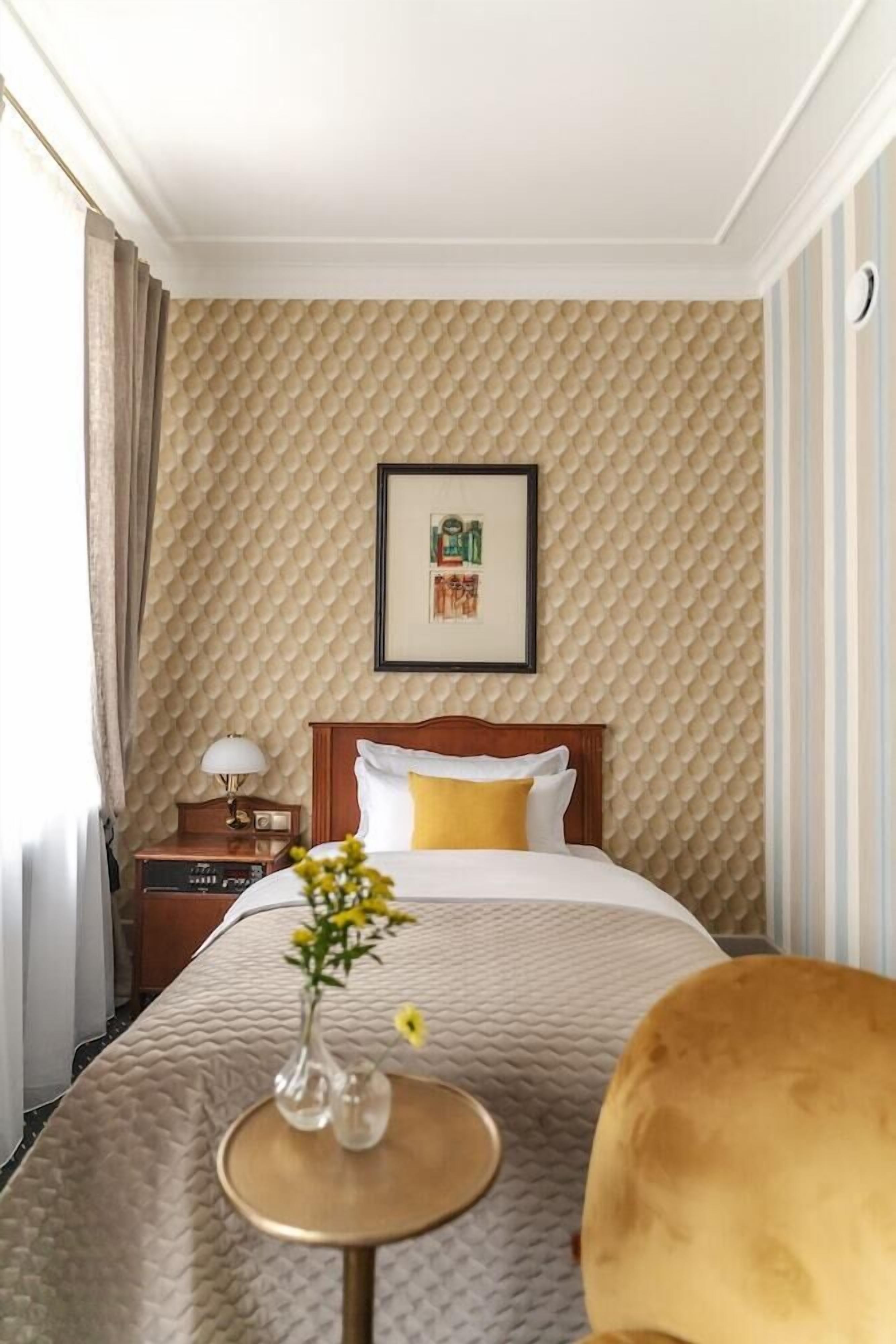 Roupa hipoalergénica, minibar, cofre no quarto 