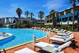 Piscina exterior, guarda-sóis, espreguiçadeiras 