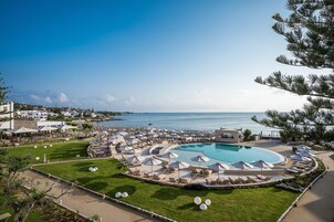 Piscina interna, 15 piscinas externas, guarda-sóis, espreguiçadeiras