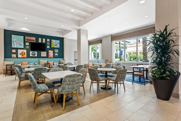 Café da manhã com buffet grátis todos os dias