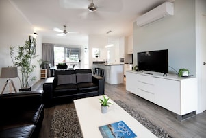 2 Bedroom Superior Apartment  | Sala de estar | Televisor LCD de 32 polegadas com canais digitais, televisor 