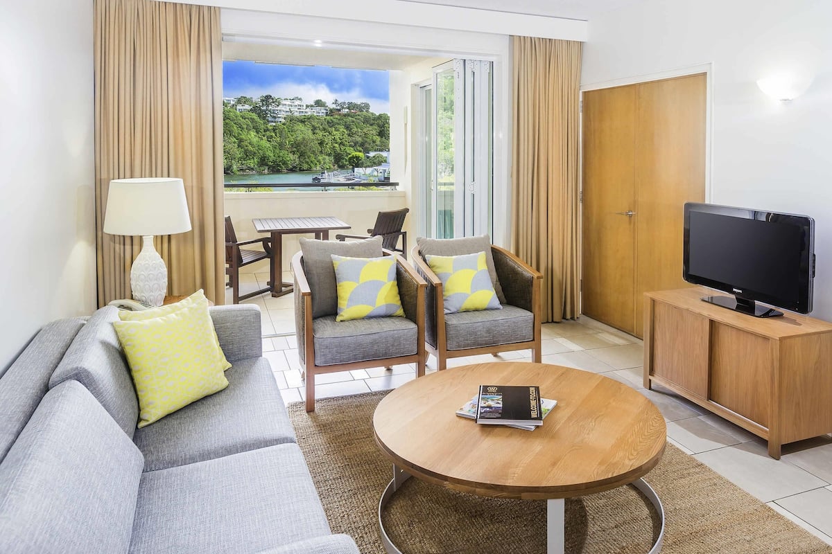 Apartamento, 2 quartos (Noosa River View) | 1 quarto, minibar, cofre no quarto, com decoração personalizada