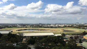 Um estádio amplo e ao ar livre, com várias pistas e áreas de assentos.