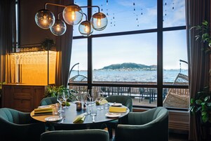 Serviço de café da manhã, culinária escandinava, vistas para o mar 