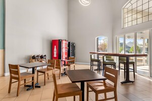 Café da manhã com buffet grátis todos os dias