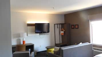Suite, várias camas, acessível, não fumadores (Upgrade) | Sala de estar | Televisor