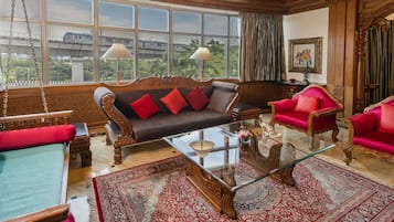 Quarto Royal, 1 cama king-size (Royal Suite, 1 King Bed) | Sala | Televisor LED de 42 polegadas com canais via satélite, televisor