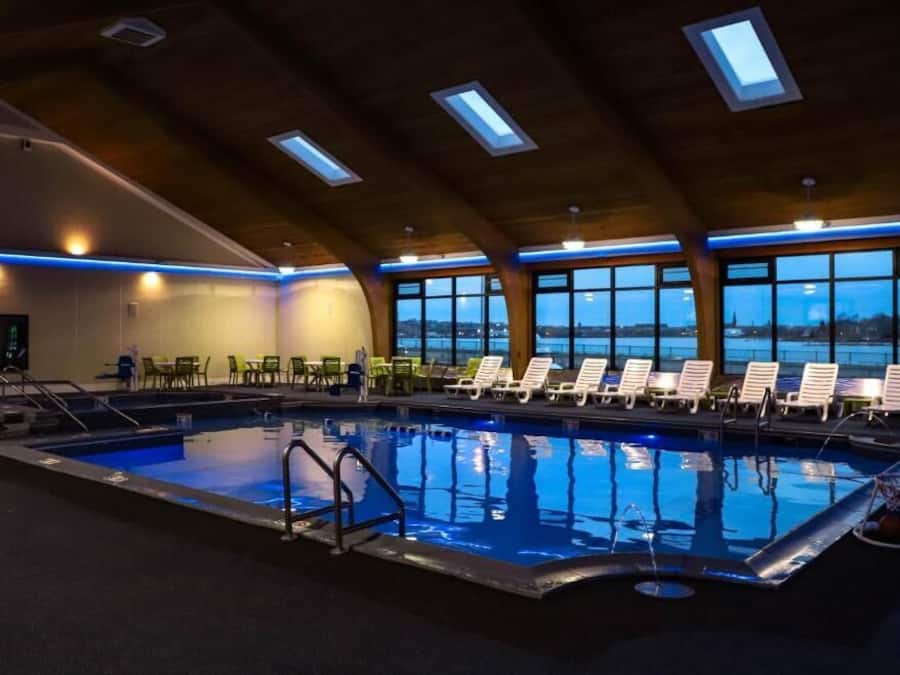 Piscina interna, funciona das 9h às 20h, espreguiçadeiras