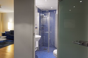 Quarto Twin Superior | Casa de banho | Um polibã, um chuveiro fixo, artigos de higiene ecológicos 