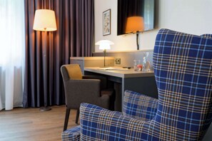 Quarto Duplo Comfort | Cofre no quarto, secretária, cortinas/cortinados opacos 