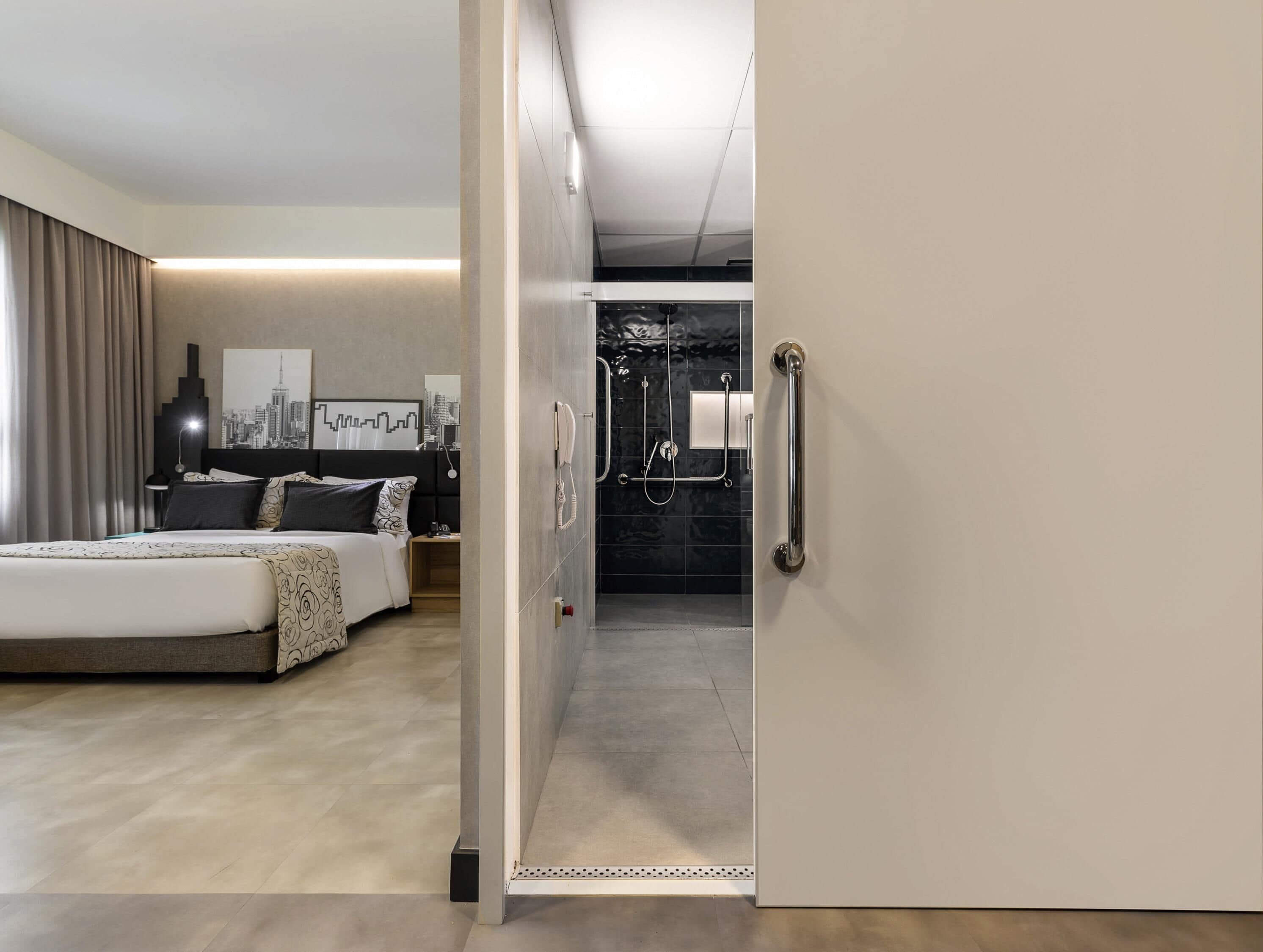 Apartamento, 1 cama de casal (Accessible) | 1 quarto, minibar, cofre com capacidade para portátil, secretária 