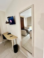 Frigobar, escrivaninha, Wi-Fi de cortesia, roupa de cama