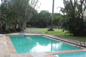 Piscina externa, espreguiçadeiras