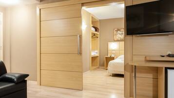 Suite | Sala de estar | Televisor LCD de 32 polegadas com canais por cabo, televisor