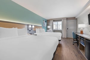Quarto standard, 2 camas Queen, para não fumantes | Cofres nos quartos, escrivaninha, espaço de trabalho para notebook