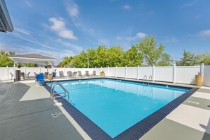 Piscina externa, espreguiçadeiras