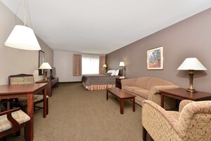 Suíte standard, 1 cama King (with Twin Sized Sofa Bed) | Área de estar | TV de tela plana 32 polegadas com canais a cabo, TV