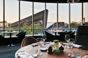 2 restaurantes: servem pequenos-almoços, almoços, jantares e brunches