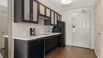 Geladeira, micro-ondas, cooktop, lava-louças