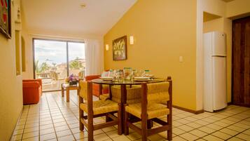 Quarto Deluxe, 1 quarto | Cozinha privada | Um frigorífico, uma placa de cozinha, uma cafeteira/bule