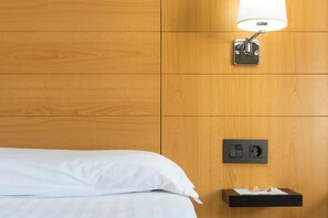 Minibar, cofre no quarto, secretária, cortinas/cortinados opacos 