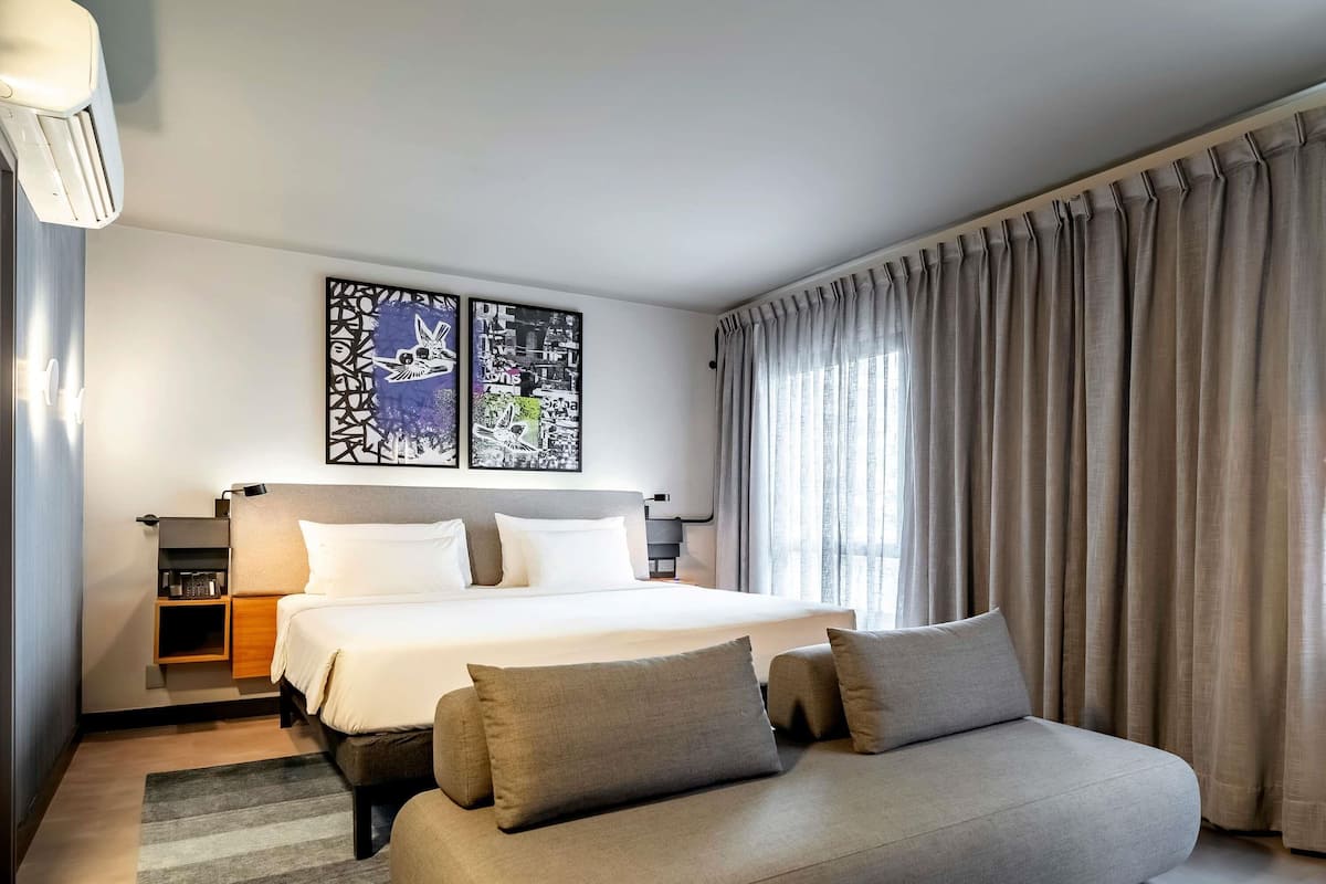 Frigobar, cofres nos quartos, espaço de trabalho para notebook