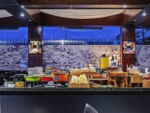 Pequenos-almoços, almoços, jantares servidos, com vista para o jardim 