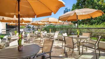 Pequenos-almoços, almoços, jantares servidos, com vista para o jardim