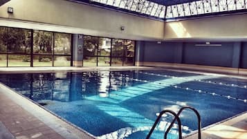 Piscina interna, funciona das 7h às 21h30, salva-vidas no local