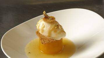 Sobremesa em um prato branco com calda de caramelo.