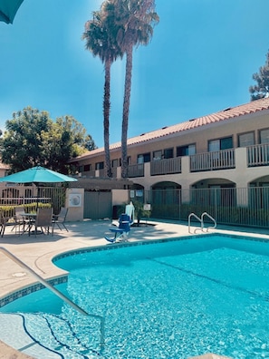 Piscina exterior, da(s) 9:00 à(s) 21:00, espreguiçadeiras