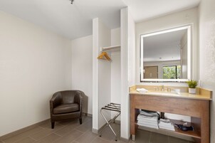 Escrivaninha, Wi-Fi de cortesia, roupa de cama