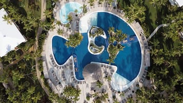 Piscina externa, guarda-sóis, espreguiçadeiras