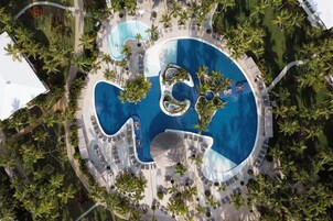 Piscina exterior, guarda-sóis, espreguiçadeiras