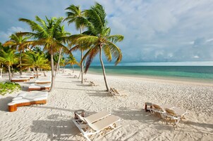 Uma praia privada, praia de areia branca, espreguiçadeiras