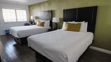 Deluxe Room, 2 Queen Beds, Non Smoking, Refrigerator & Microwave | Cofres nos quartos, ferros/tábuas de passar roupa, Wi-Fi de cortesia