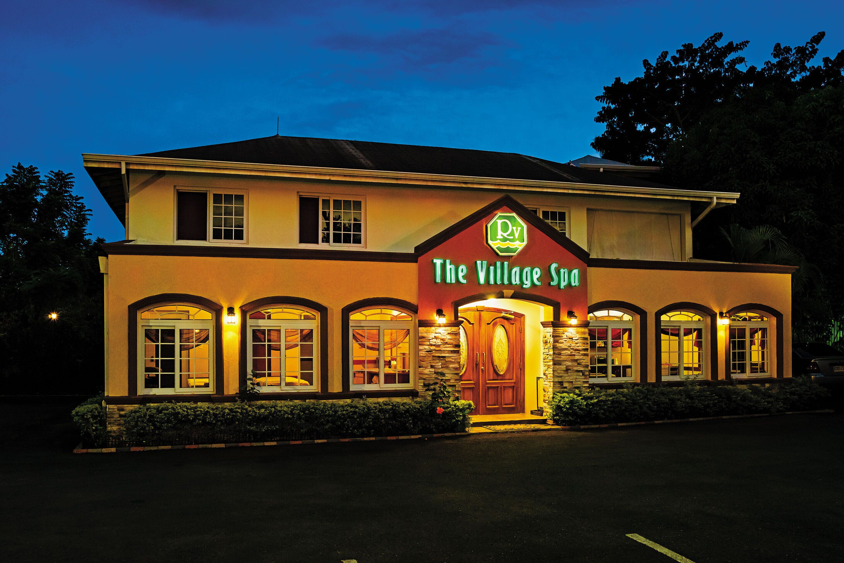 Um edifício com uma placa que diz "The Village Spa".