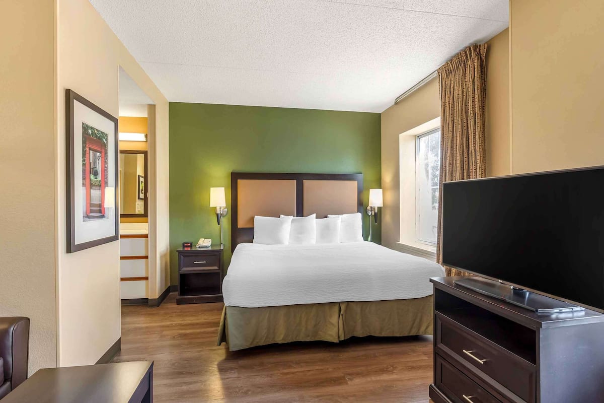 Secretária, ferro/tábua de engomar, Wi-fi grátis