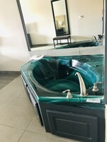 Suite, 1 cama king-size, não fumadores, banheira de hidromassagem | Banheira de hidromassagem