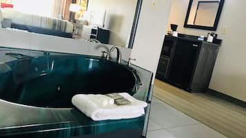 Suíte, 1 cama King, para não fumantes, banheira de hidromassagem | Banheira de hidromassagem