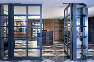 Pequenos-almoços servidos, com espaço para refeições ao ar livre 