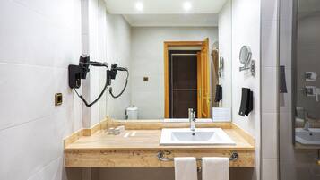 Chuveiro, produtos de toalete grátis, secador de cabelo, bidê