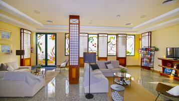 Área de estar no saguão