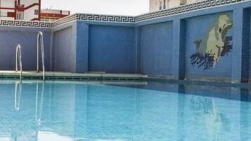 Piscina externa, espreguiçadeiras