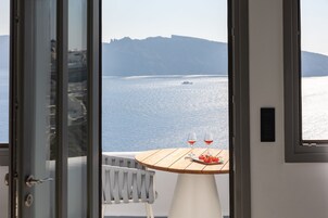 The Captain's Suite with Hot Tub & Caldera View | Área de estar | TV de tela plana 50 polegadas com canais via satélite, TV